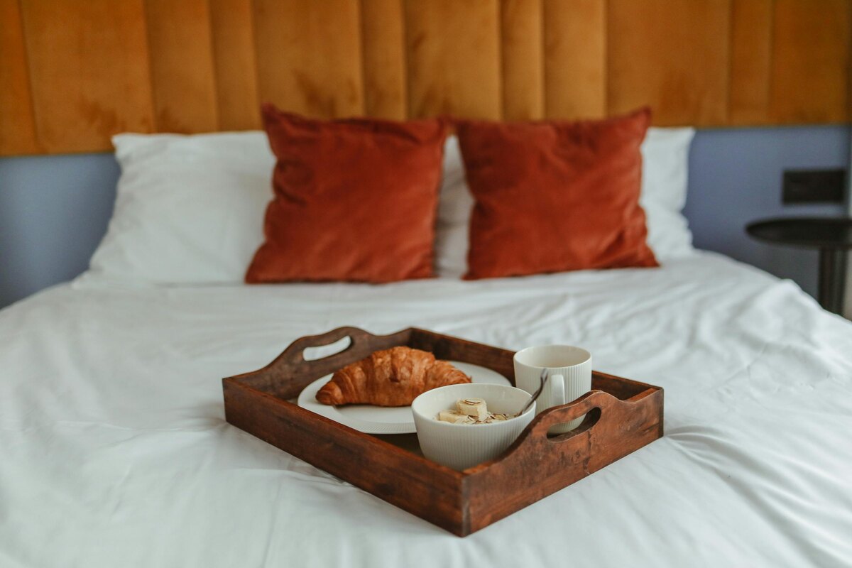 Hotel room service: how to run it efficiently and profitably - Chekin